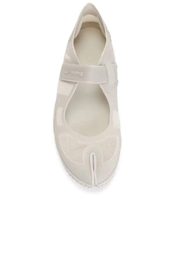 Nikeskims Nike X Skims Rift Mesh Split-Toe Sneaker - Light Bone